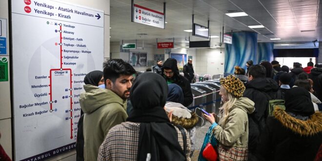 Yenikapı-Kirazlı metro hattında teknik arıza nedeniyle seferler ... Yenikapı-Kirazlı metro hattında teknik arıza nedeniyle seferler ...